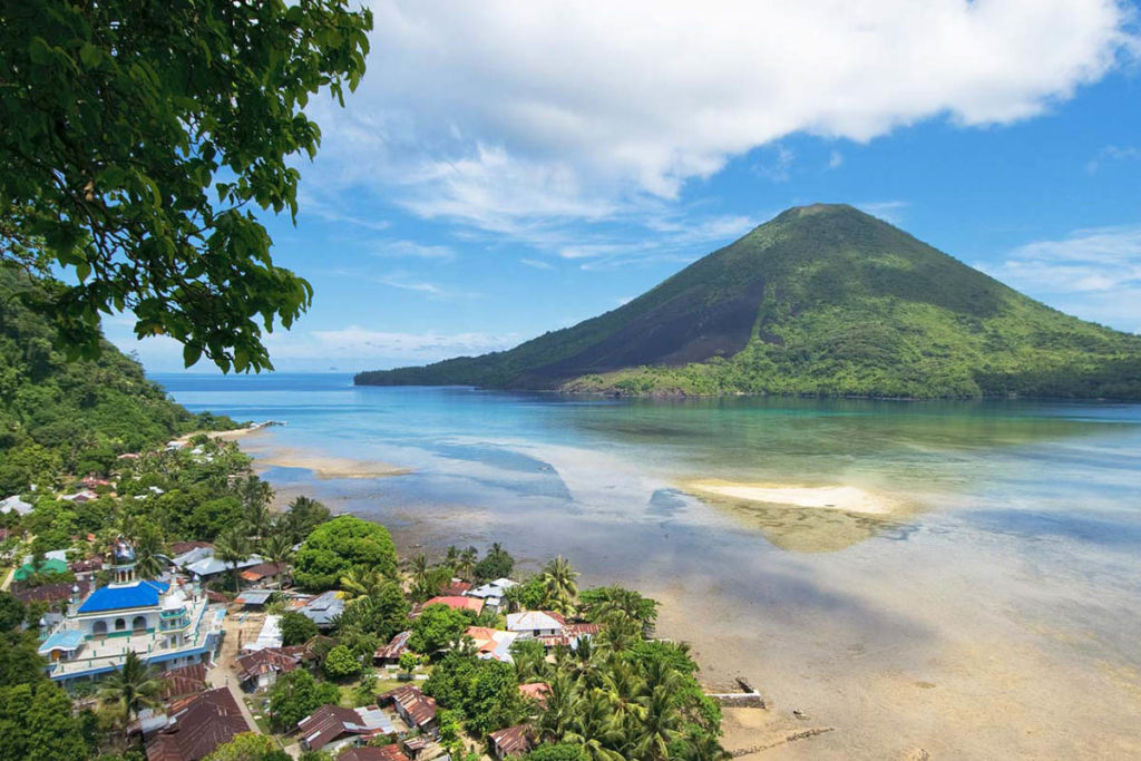 Moluccas - Pirates' Bay Cruising